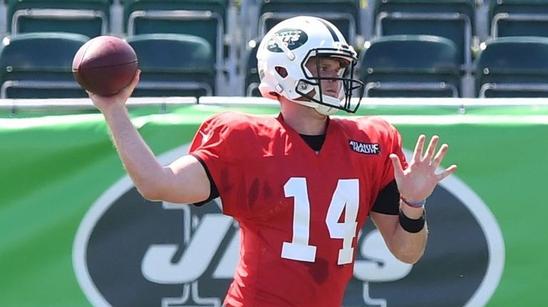 Jets' quarterback situation offers an interesting dynamic