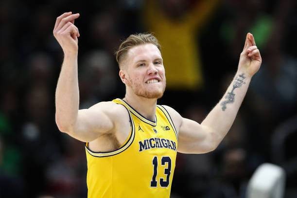 Watch Oregon's Kenny Wooten's 2-Handed Slam off the Alley-Oop vs. UC Irvine