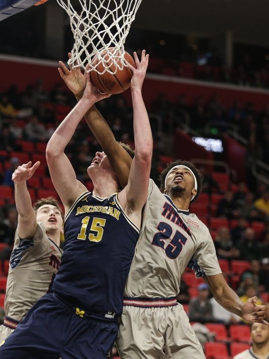 Jon Teske helps Michigan basketball dominate Detroit Mercy, 90-58