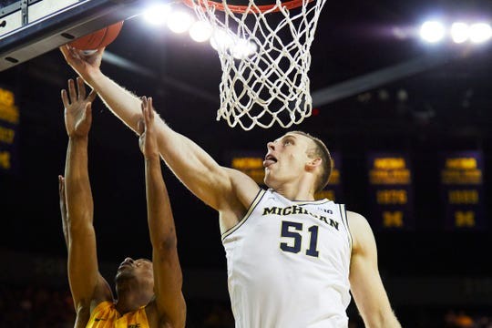 Michigan's Austin Davis undergoes right shoulder surgery, aiming for ...