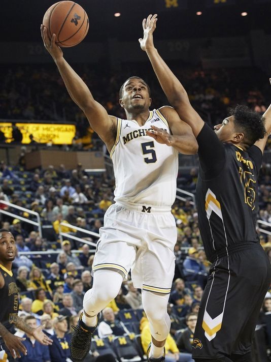 Michigan Wolverines pull away with 23-3 run in second to win, 61-47