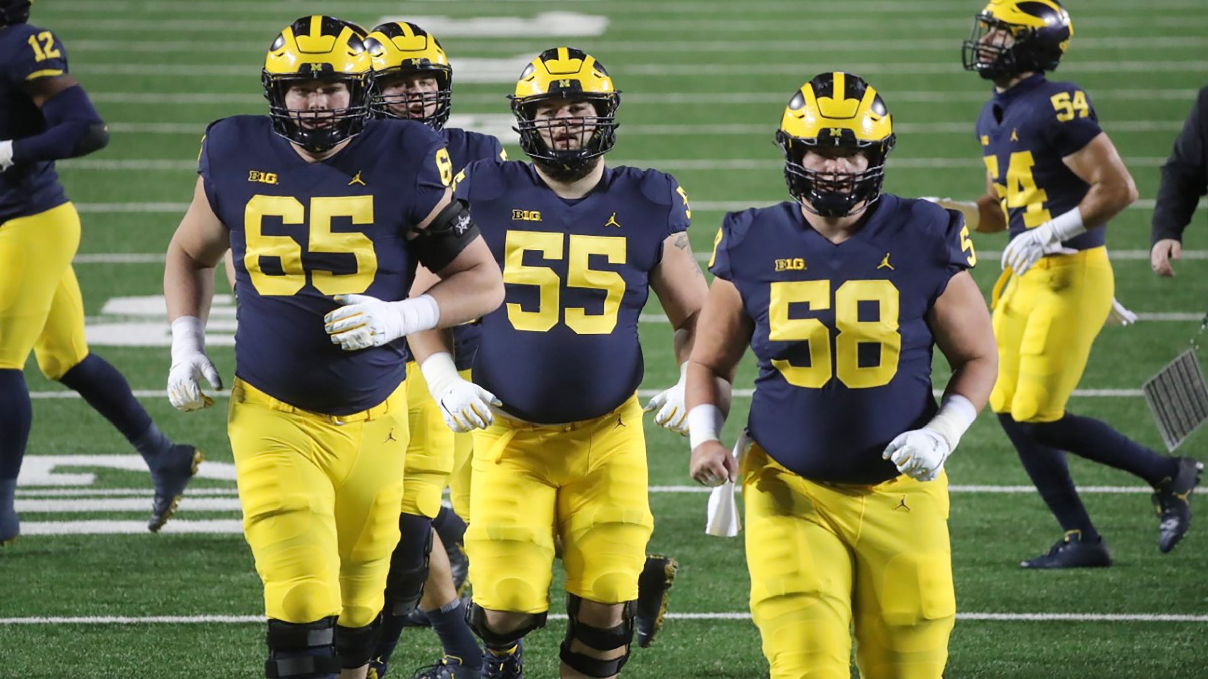 How Michigan football's Zak Zinter wound up wearing a club on his right ...