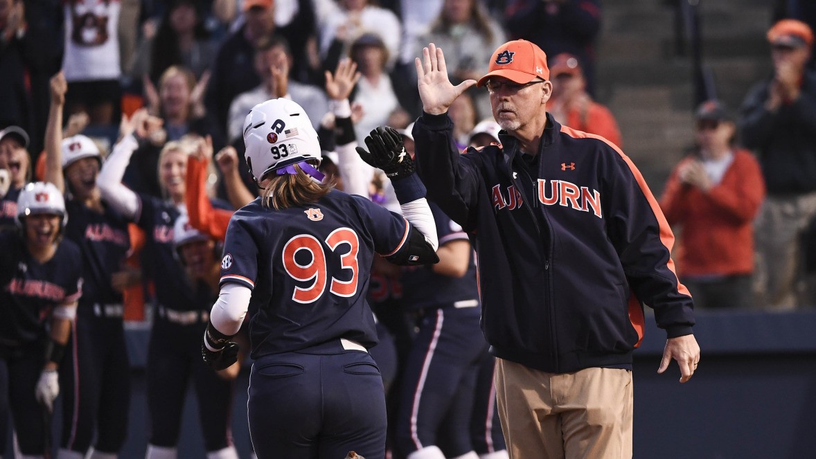 Auburn softball splits doubleheader to win series against Arkansas