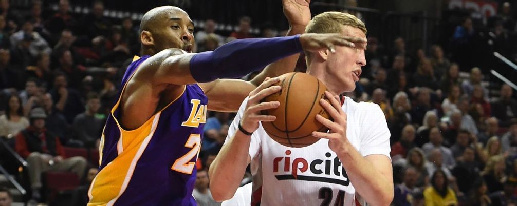 Kobe takes command of Lakers huddle