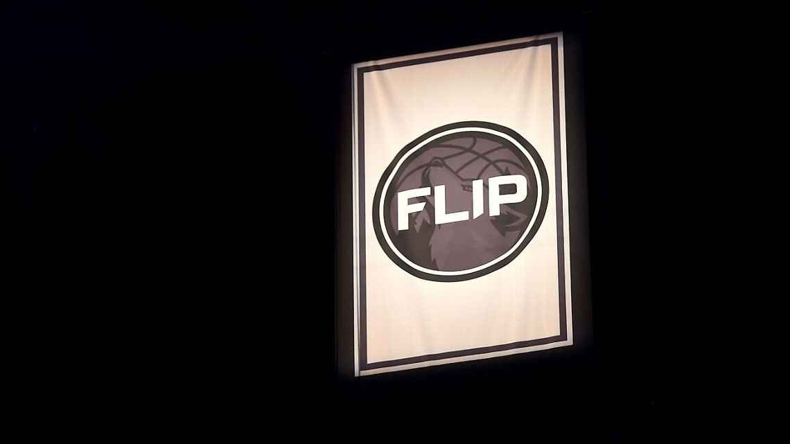 Timberwolves, old and current, honor Flip Saunders with banner