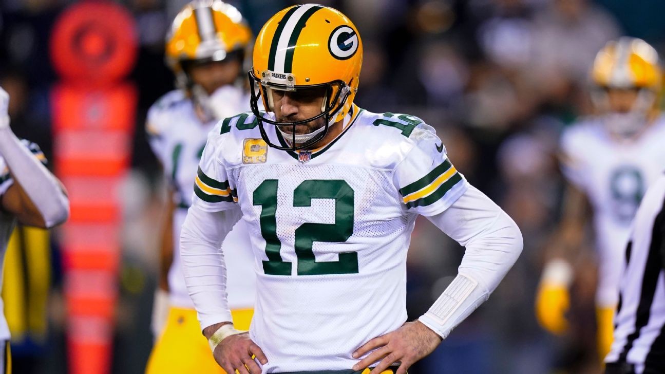 Packers QB Aaron Rodgers exits loss to Eagles with rib injury