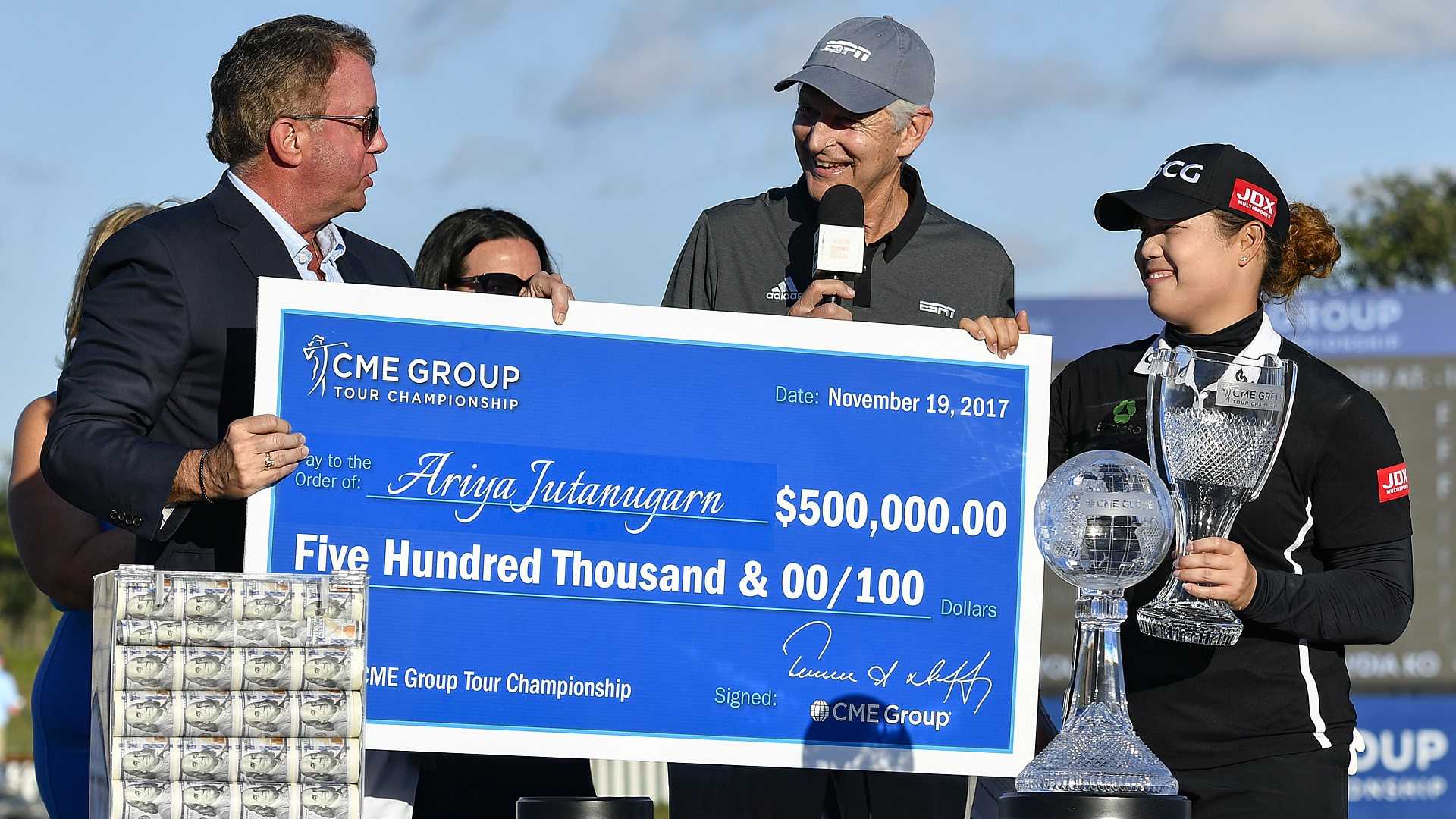 Jeremy Roenick uses golf clubs to catch rattlesnake