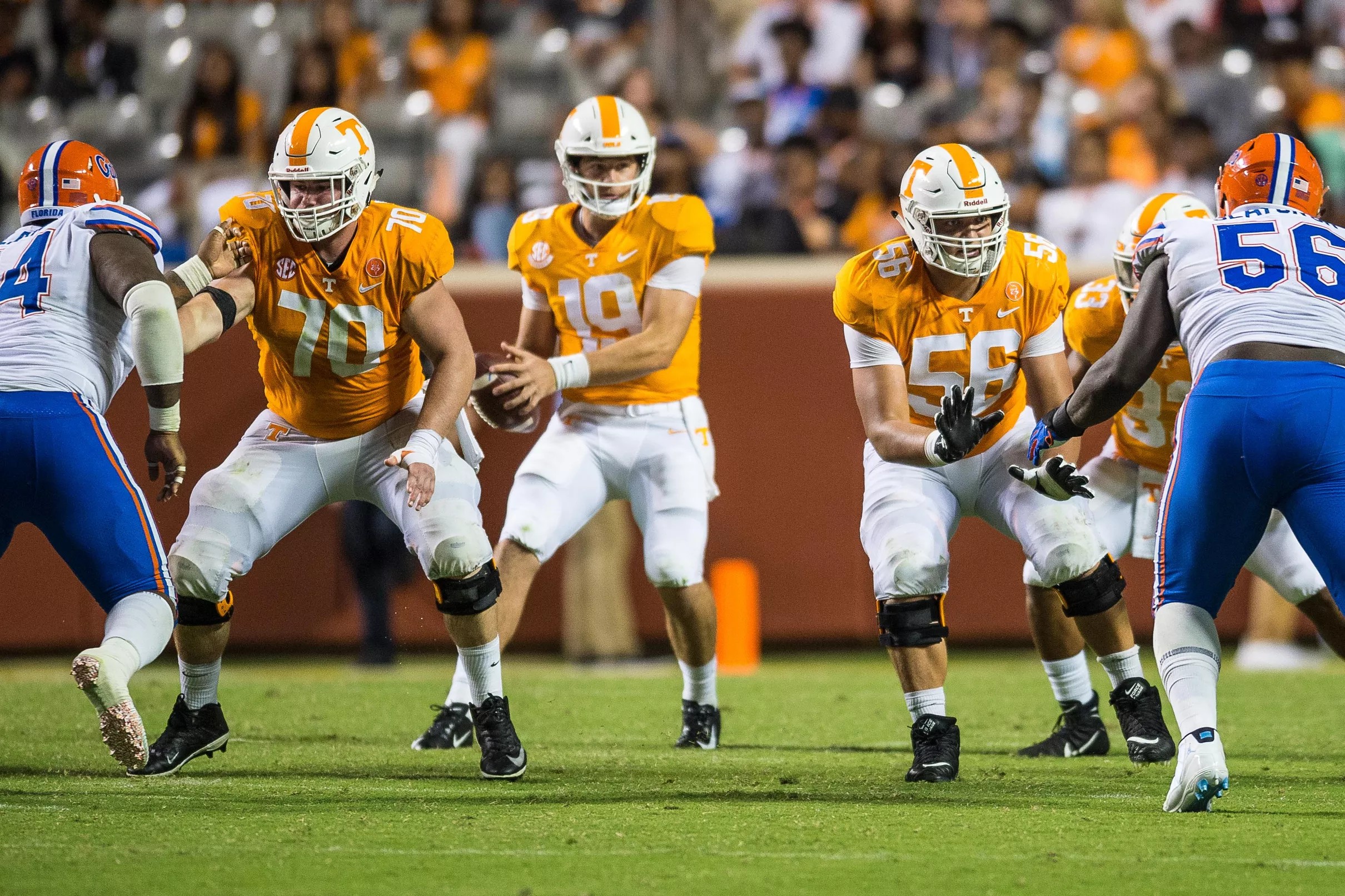 Tennessee offensive lineman Riley Locklear suffers knee injury against ...