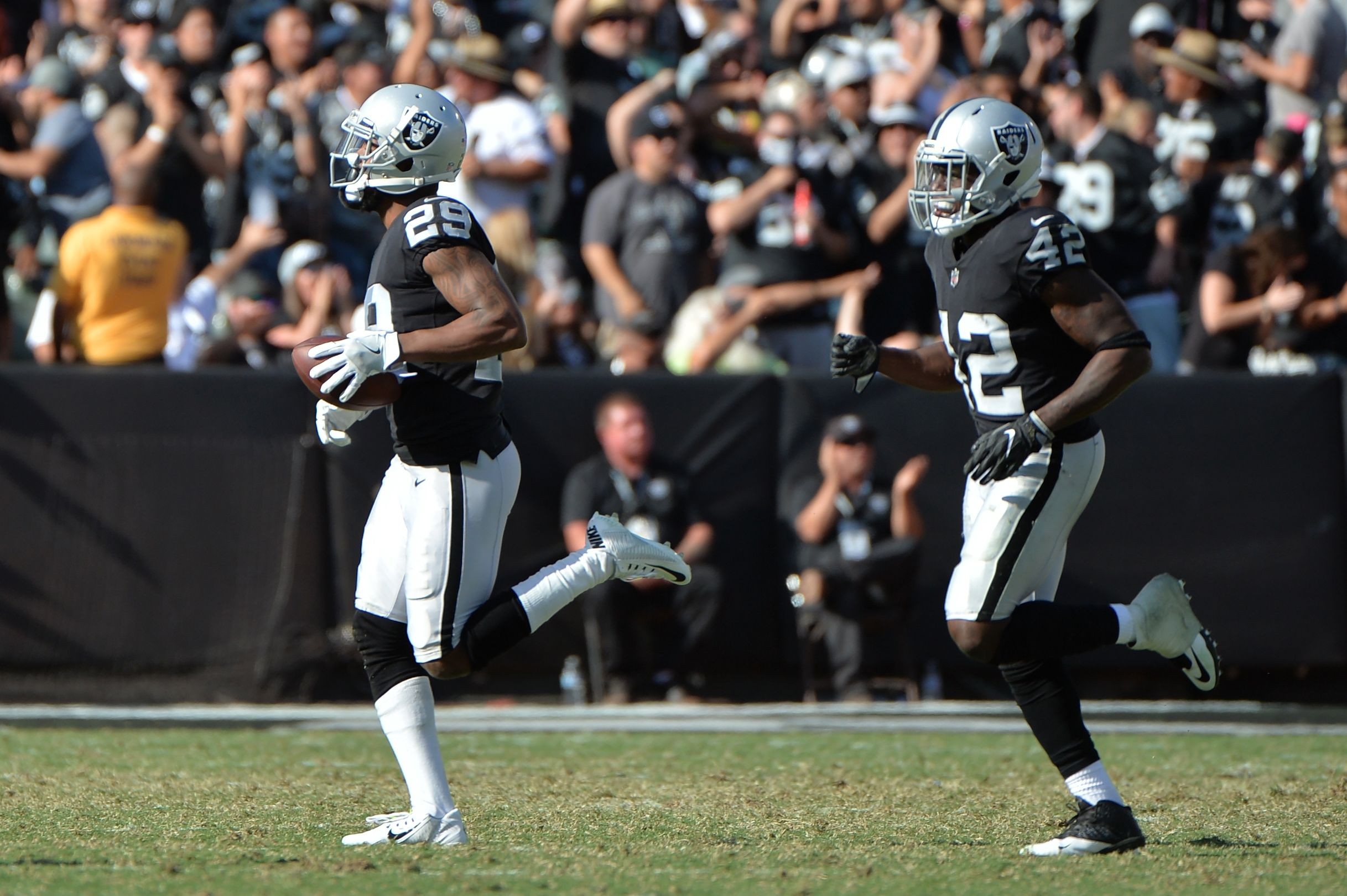 Cornerback David Amerson visits with Texans in Houston