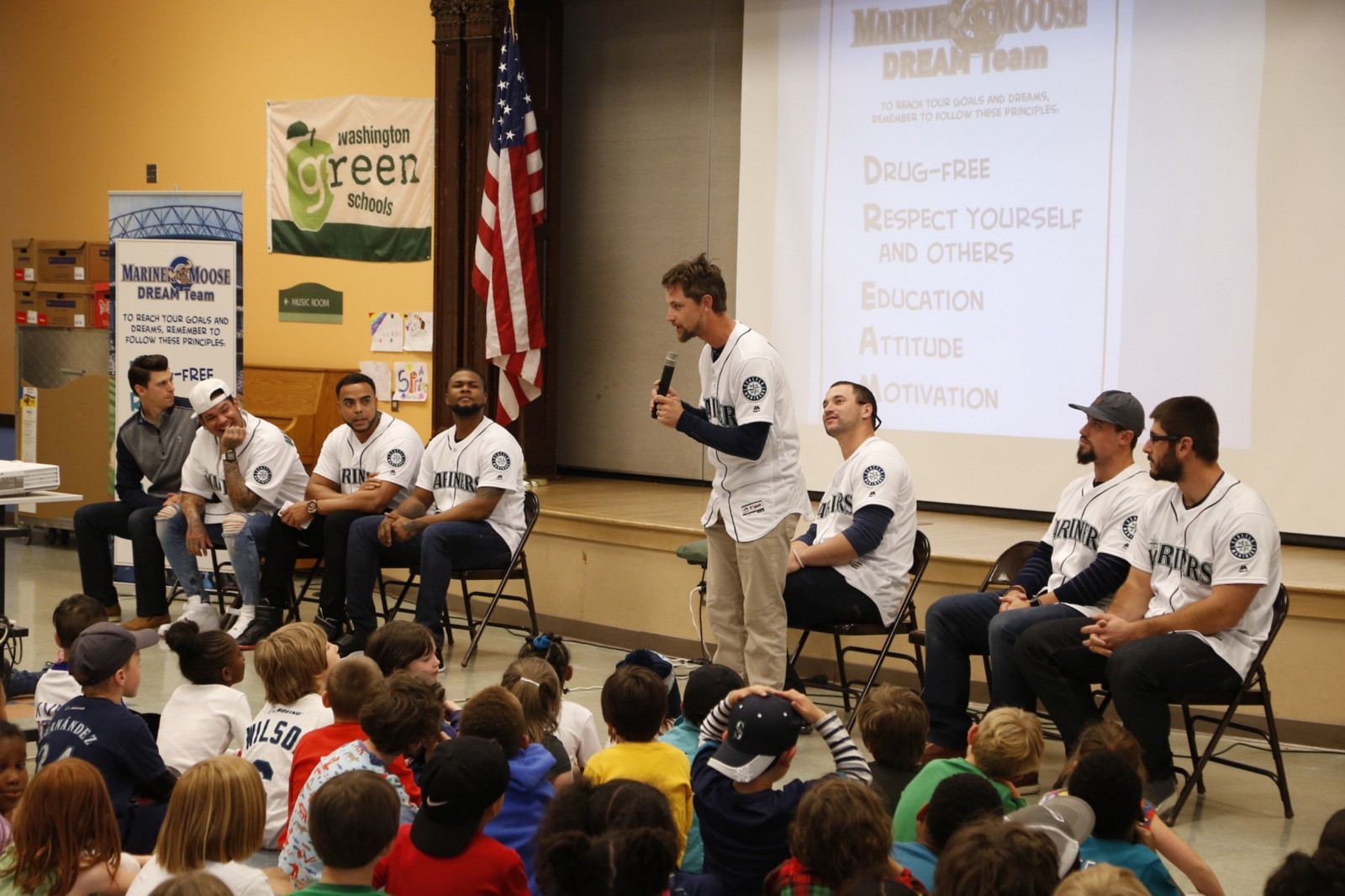 Mariners players give kids a lesson on achieving their dreams