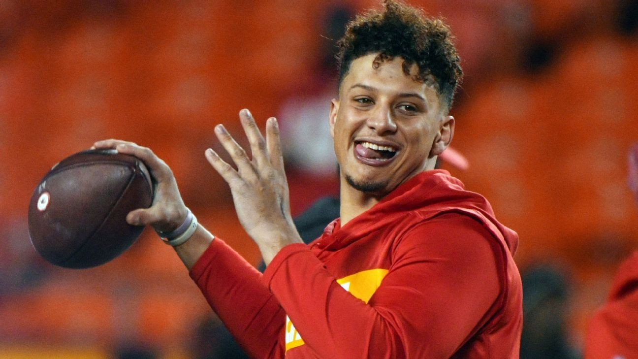 Watch: Patrick Mahomes takes his time for nonchalant TD toss