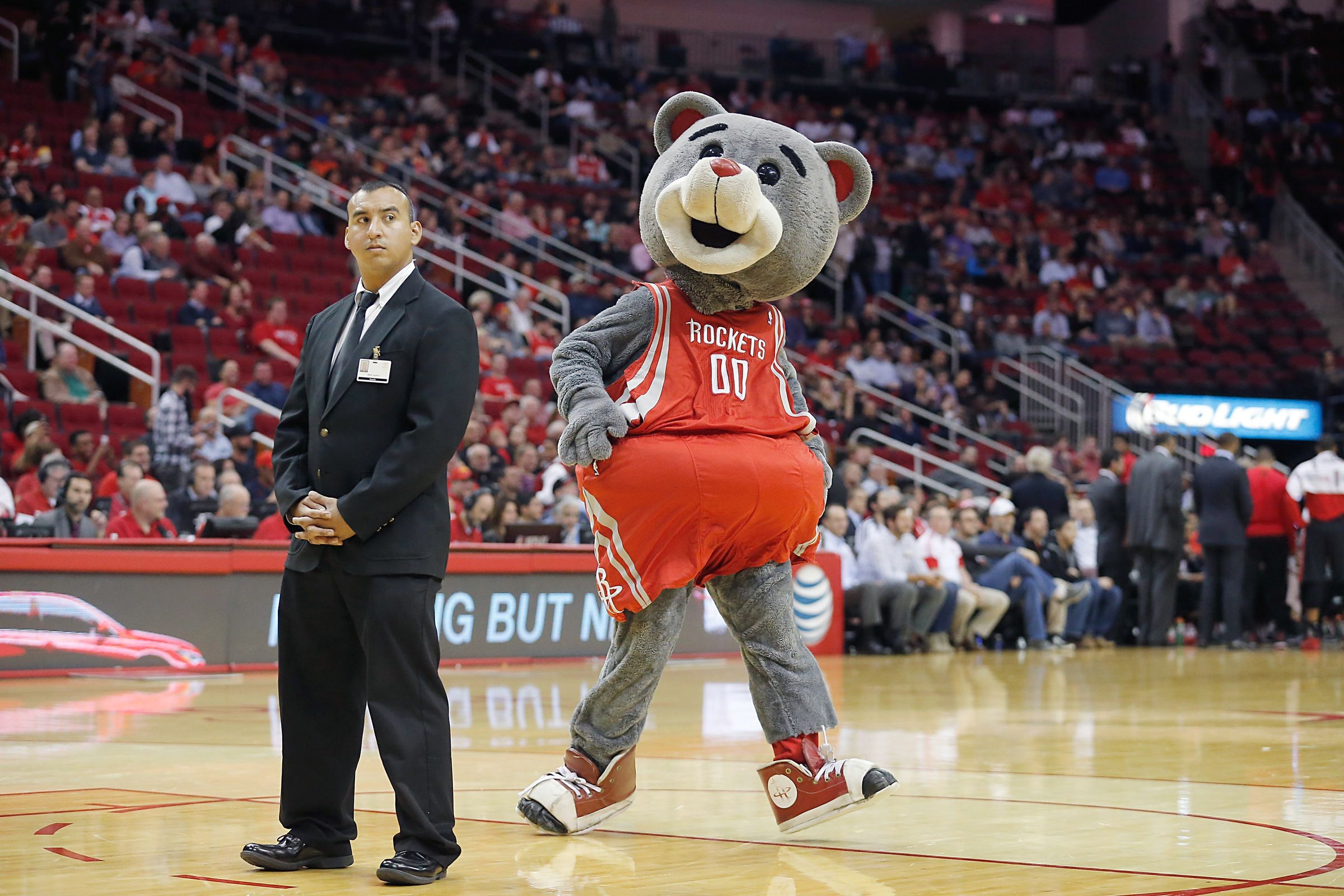 Rockets mascot Clutch assaulted by Robin Lopez