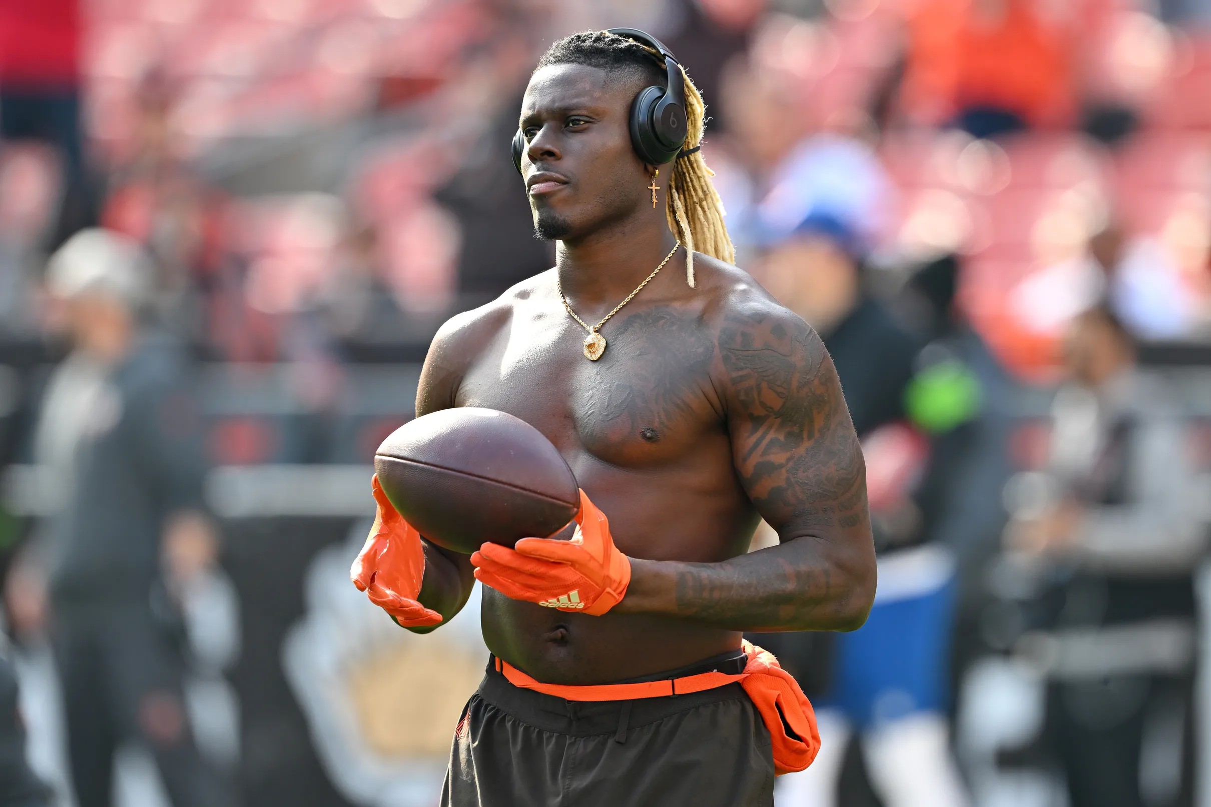 Daily Dawg Chow 11/9: Dawand Jones, David Njoku among those missing ...