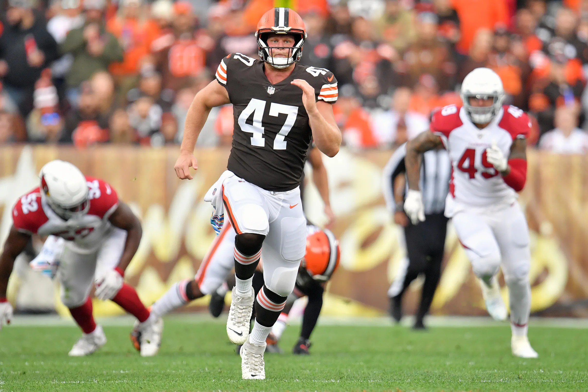 Browns sign LS Charley Hughlett to contract extension