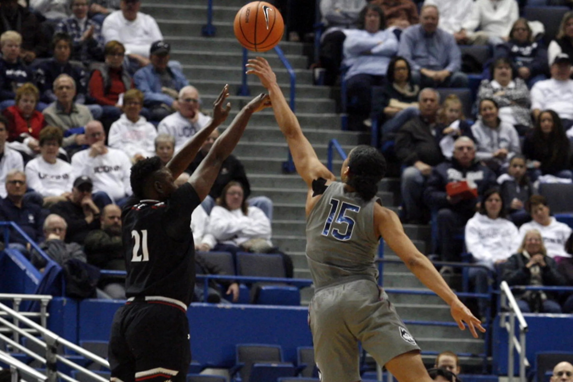 UConn Women’s Basketball Tackles Cincinnati, 106-65