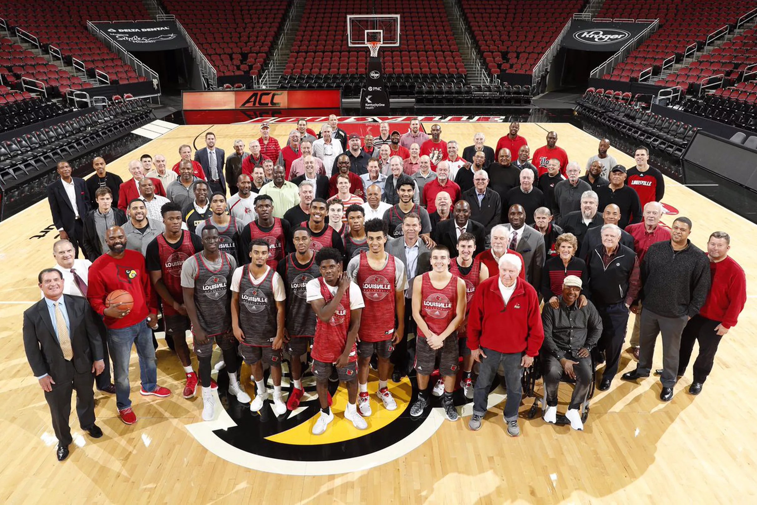 David Padgett brings former Louisville basketball players into practice