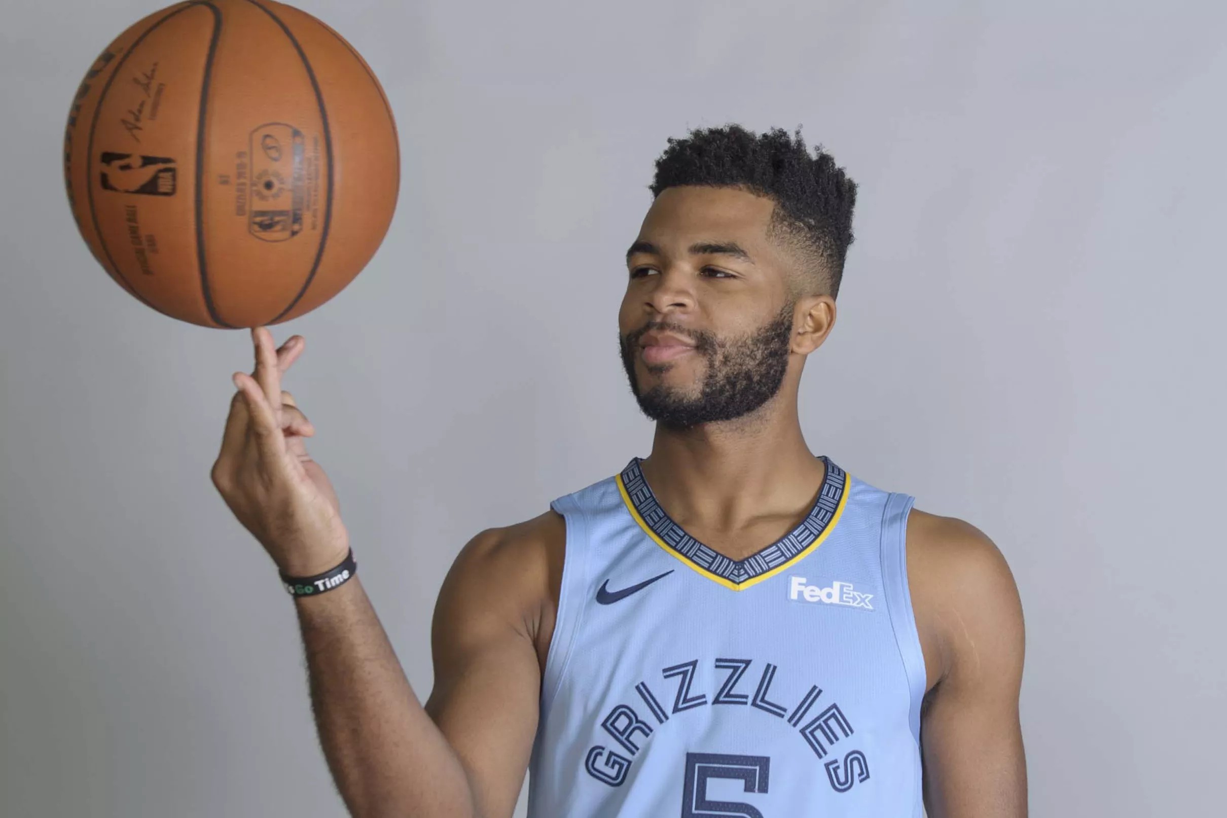 Grizzlies waive Andrew Harrison