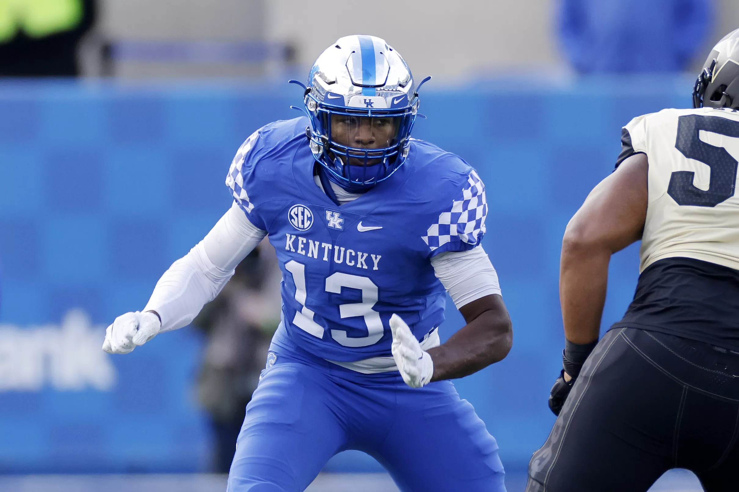 Promising freshman defender J.J. Weaver reportedly tears ACL