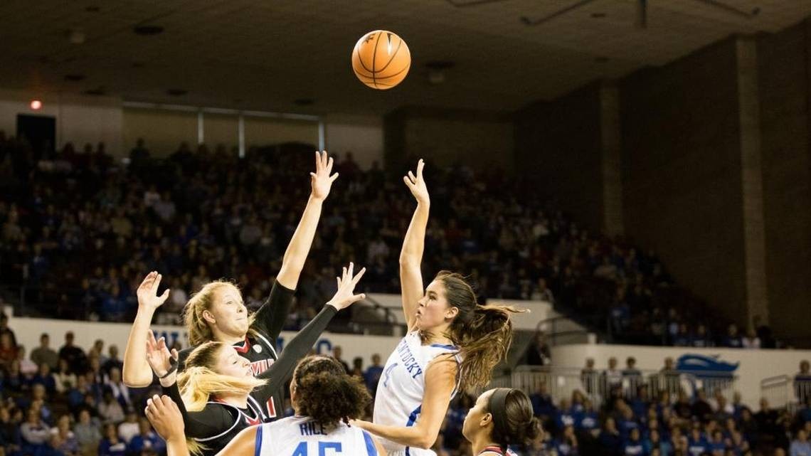 No. 3 Louisville, star guard Asia Durr hand UK women their third ...