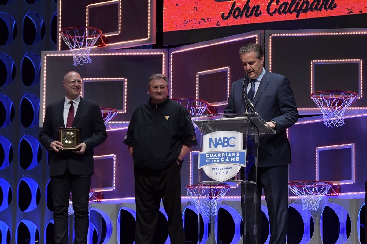 Bob Huggins introduces John Calipari for NABC Metropolitan Award – Man ...