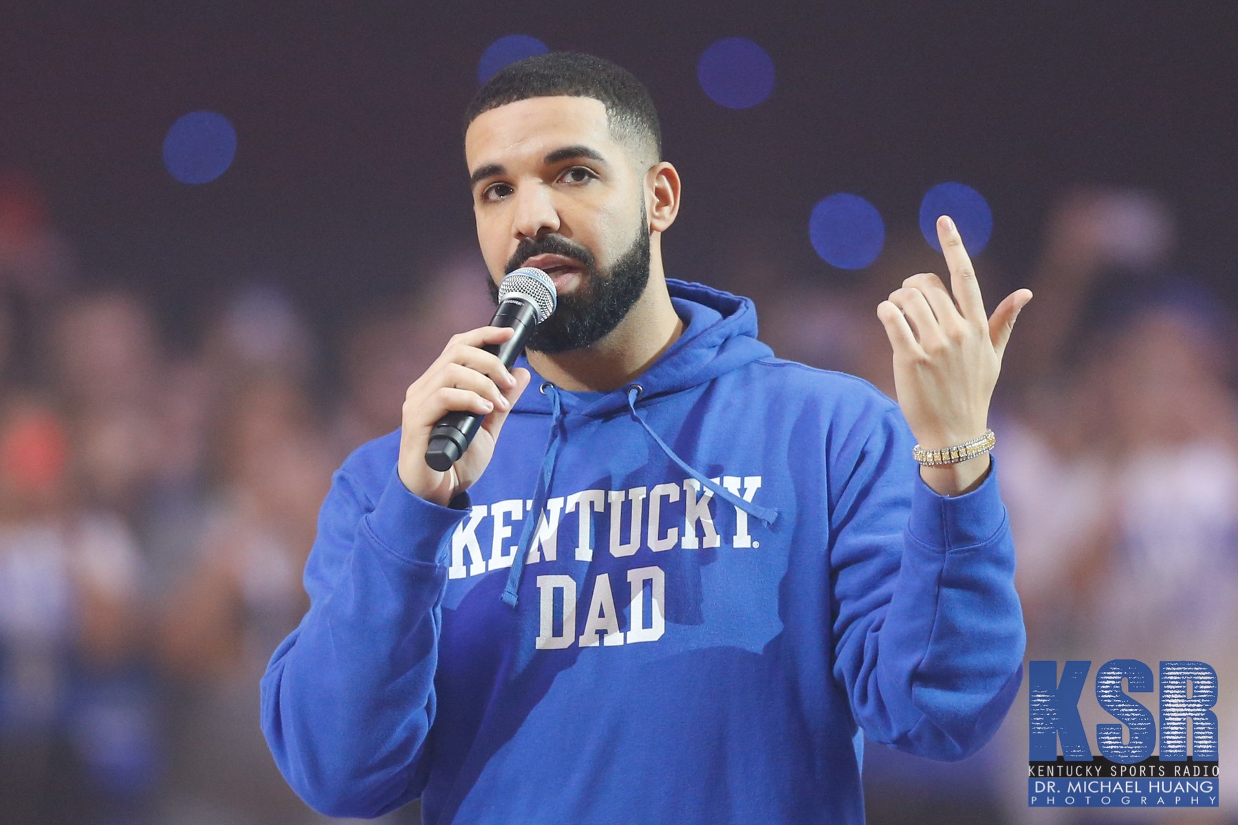 Kentucky superfan Drake wears a Memphis shirt to the dentist