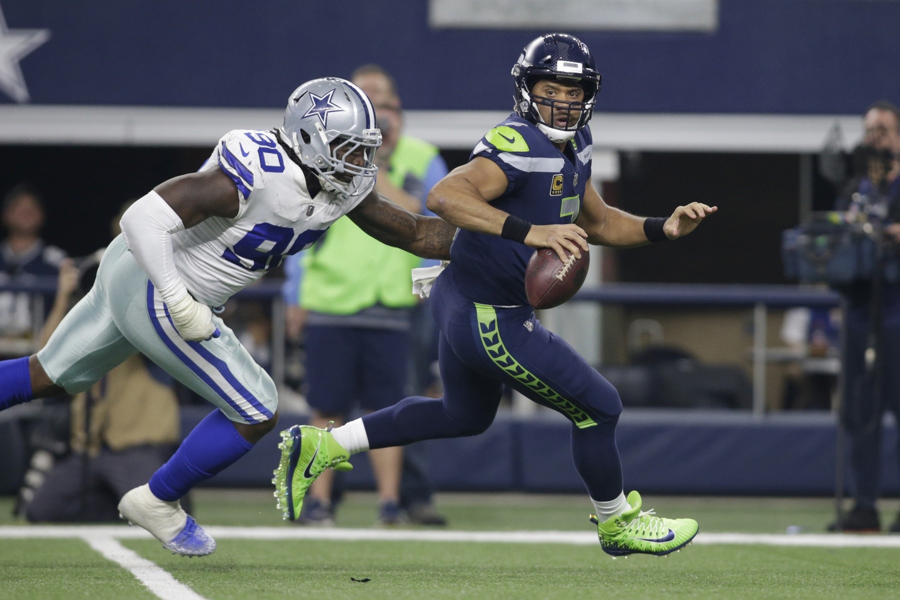 Russell Wilson & Seattle Beat Dallas, Keep Playoff Hopes Alive