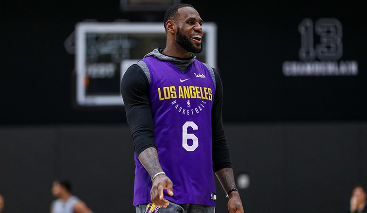 LeBron Hits Insane 3-Pointer in Team Scrimmage