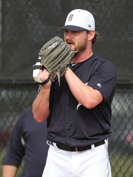 Travis Wood suffers left knee sprain in Tigers' 5-2 loss to Braves
