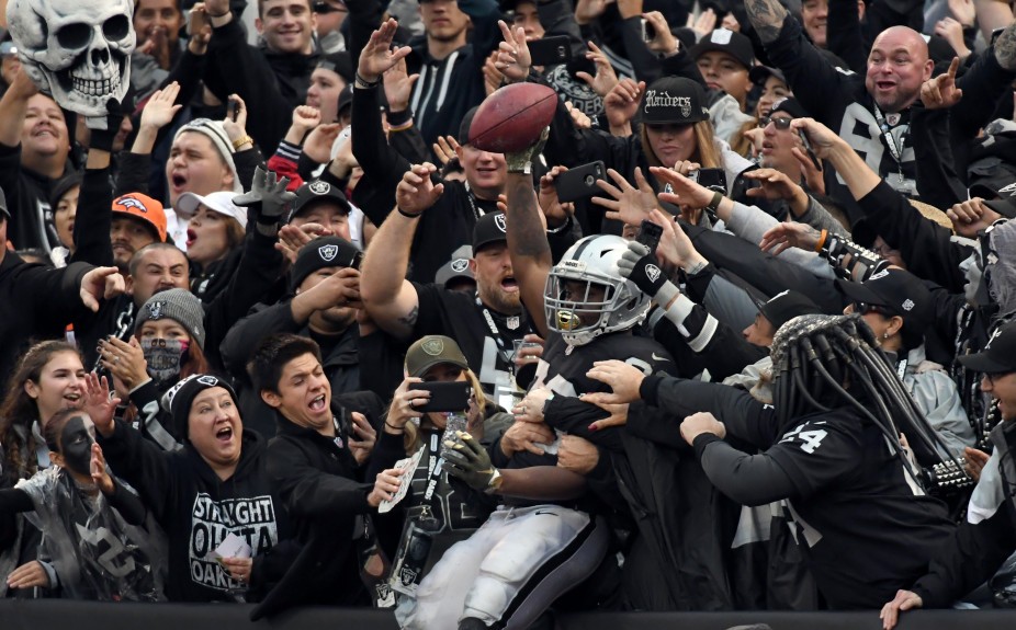 Raiders back in playoff contention after win over Broncos
