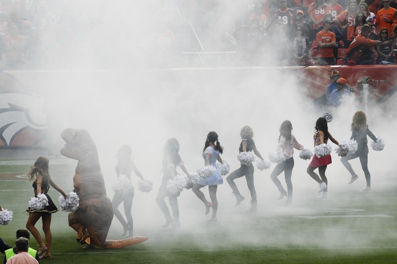 Broncos cheerleader dons dinosaur costume during Chargers game