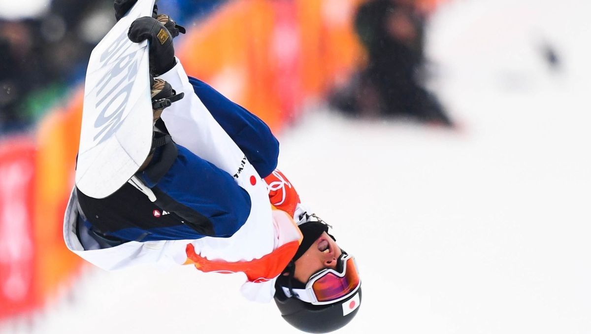 How is halfpipe snowboarding scored by judges at Winter Olympics?