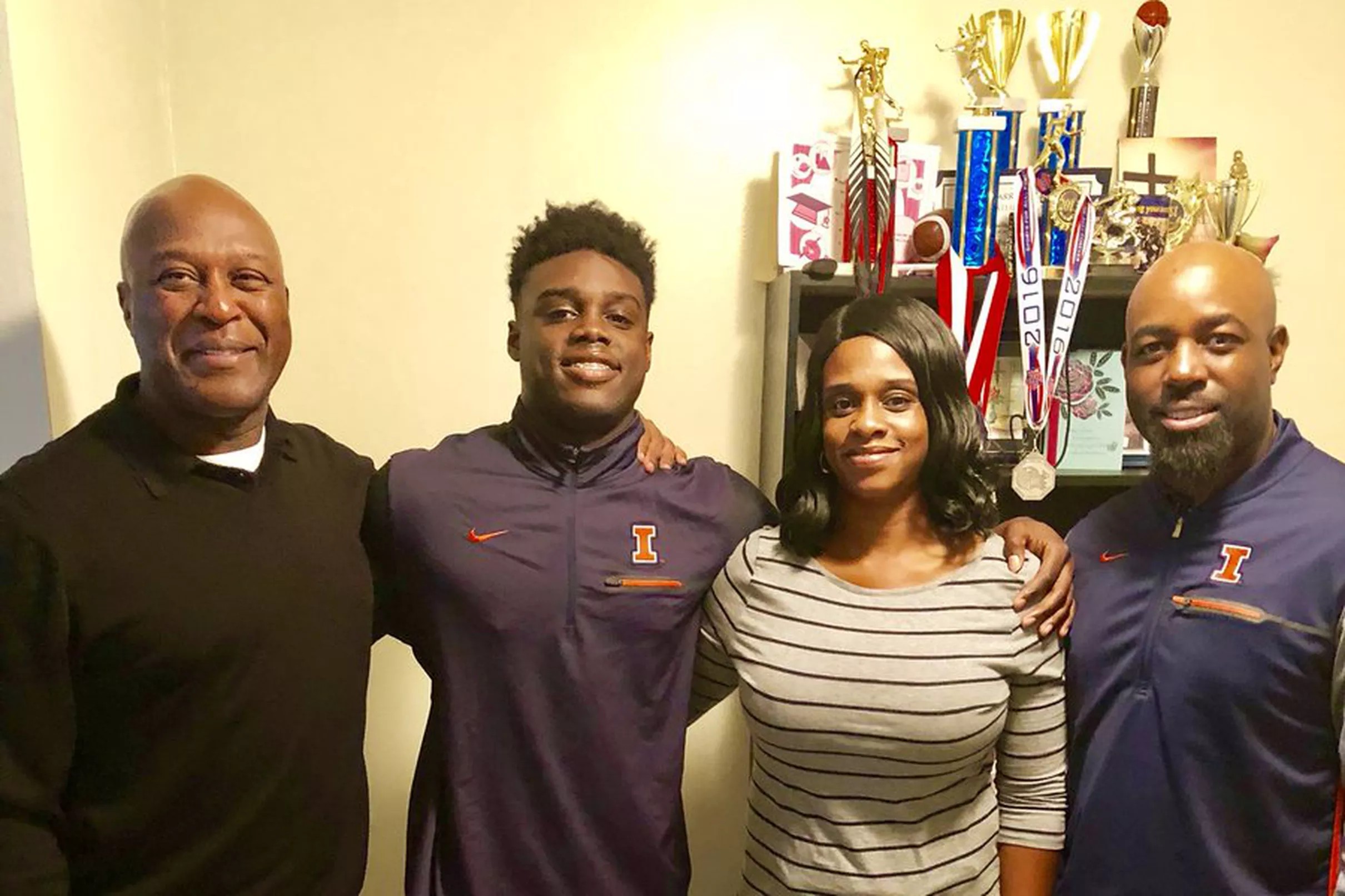 Khalan Tolson signs with Illinois