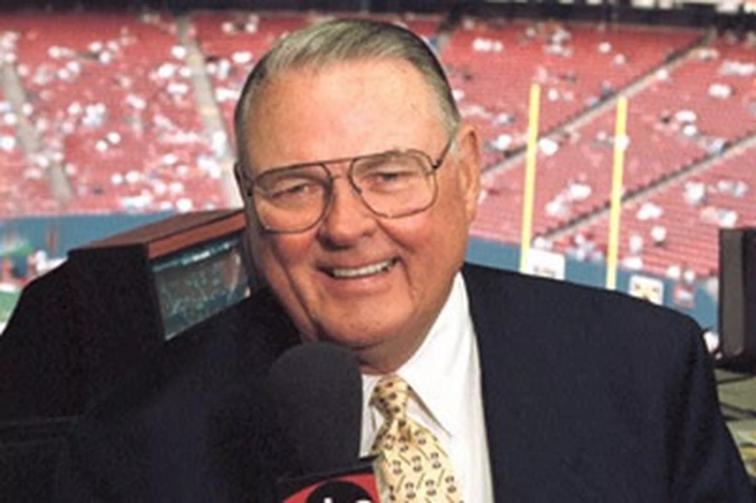 Keith Jackson announced one of the most iconic Illinois moments in history