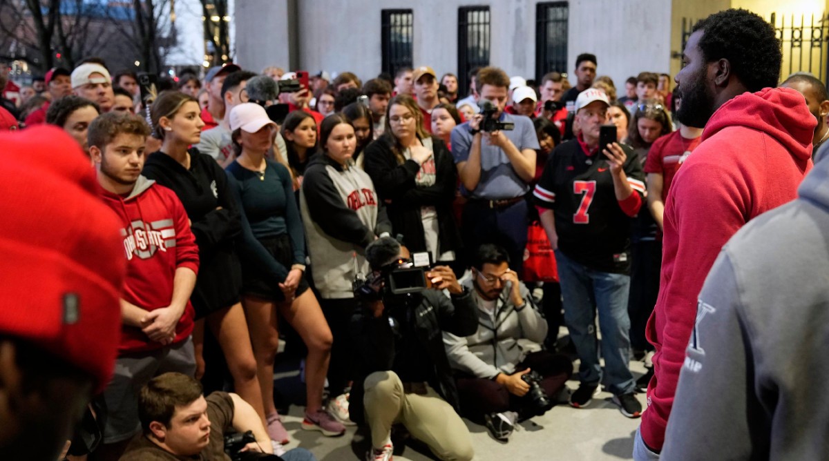Jamarius Burton Leads No. 23 Wichita State Past No. 21 Memphis