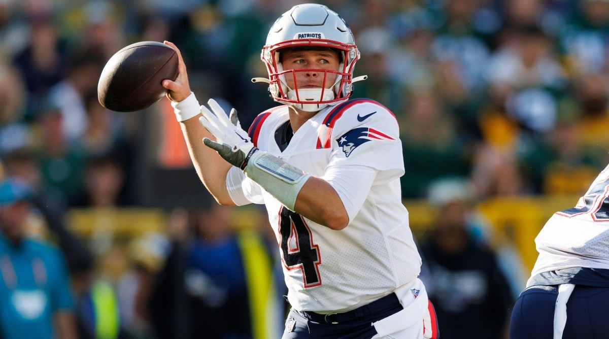 Bailey Zappe Shares What Aaron Rodgers Told Him During Postgame Handshake