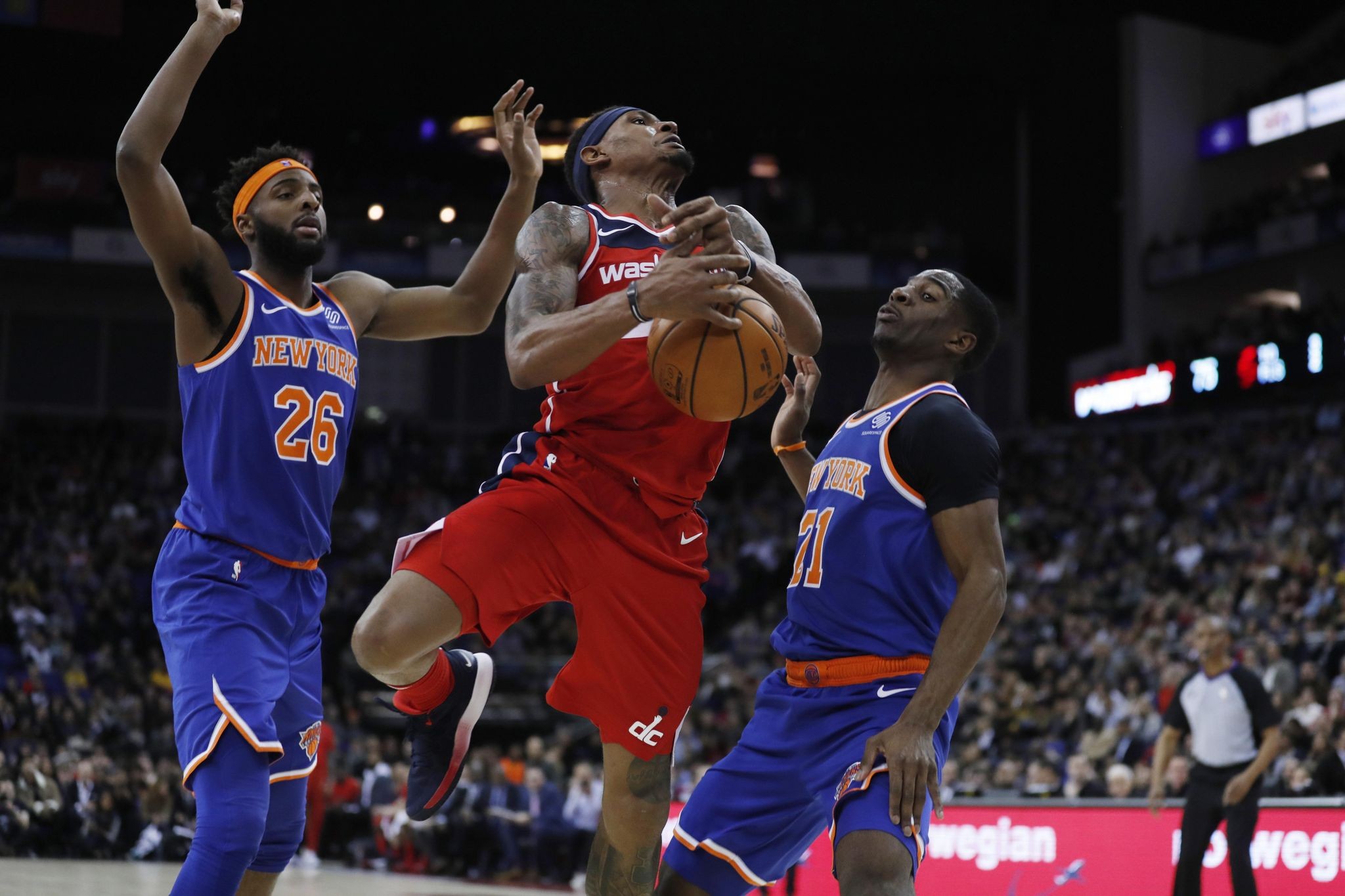 Wizards win in London on Knicks' last-second goaltending