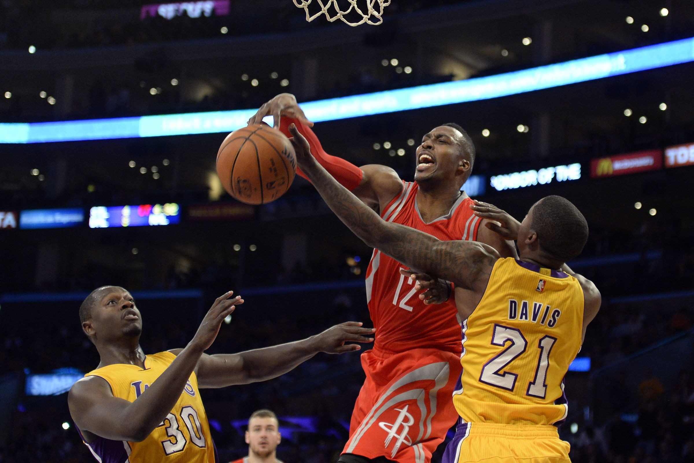 Lakers fans boo Dwight Howard in pregame intros