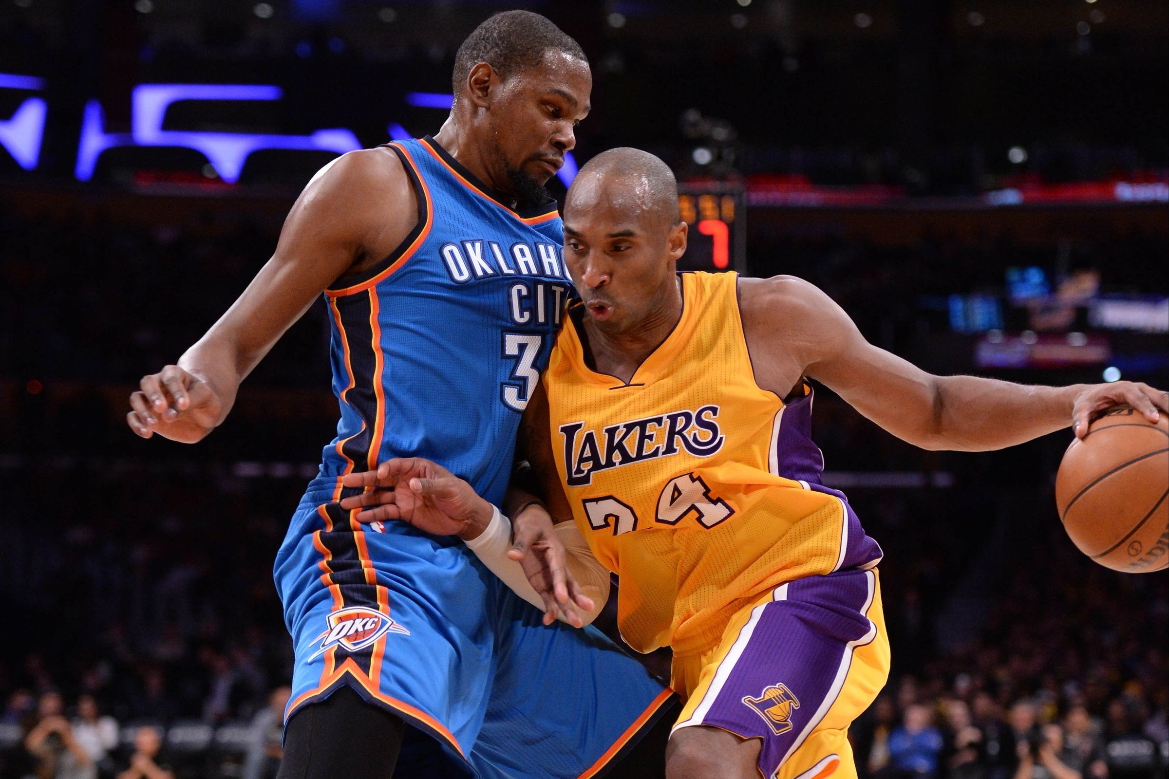 Kobe Bryant and Kevin Durant exchange shoes, praise after Lakers' loss