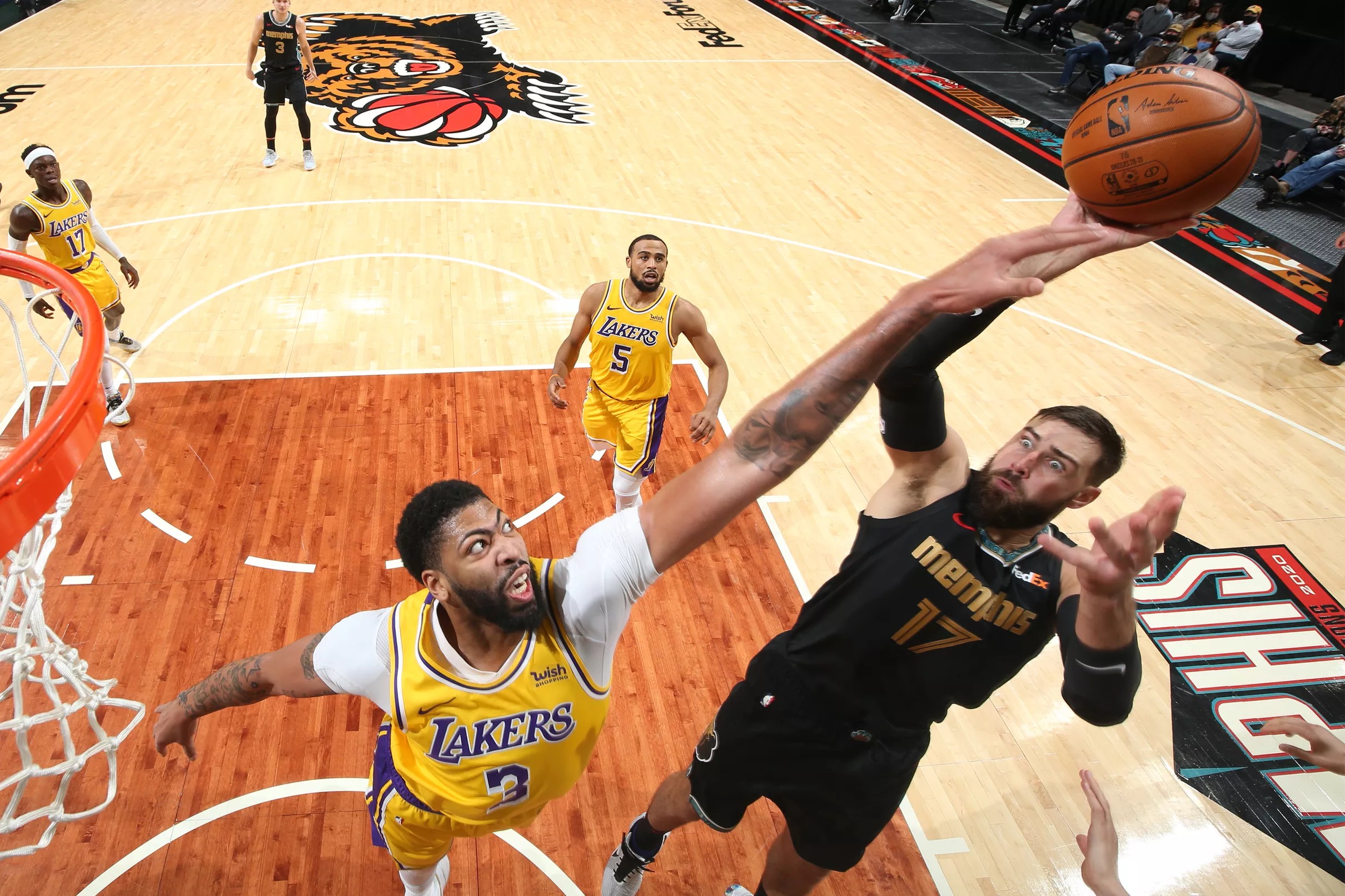 Lakers survive cold shooting night to remain unbeaten on the road