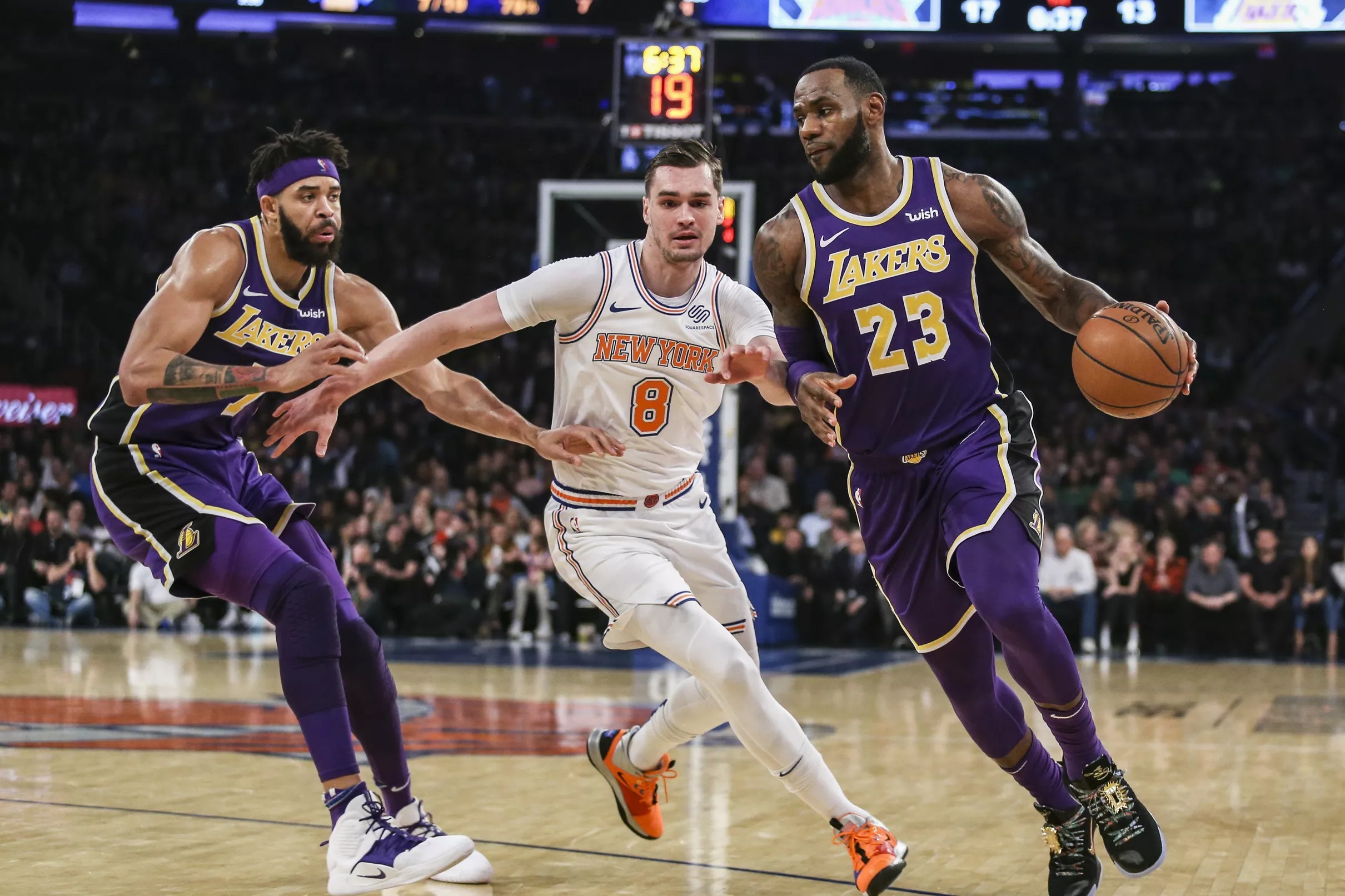 LeBron James and Lakers collapse late to lose against Knicks
