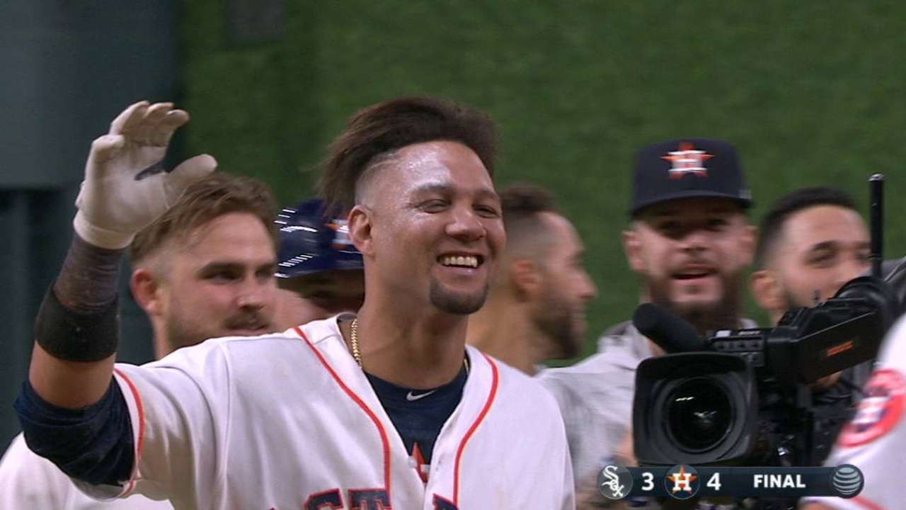 Yuli caps Astros' rally in 9th for walk-off win