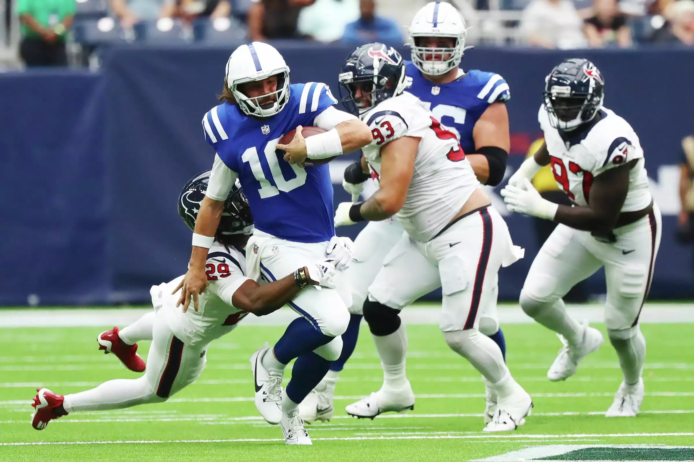 Texans' Tyrann Mathieu gives teammates defense-themed T-shirts