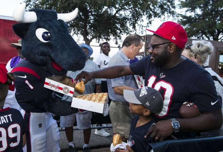 Fans line up early at Texans' first open practice
