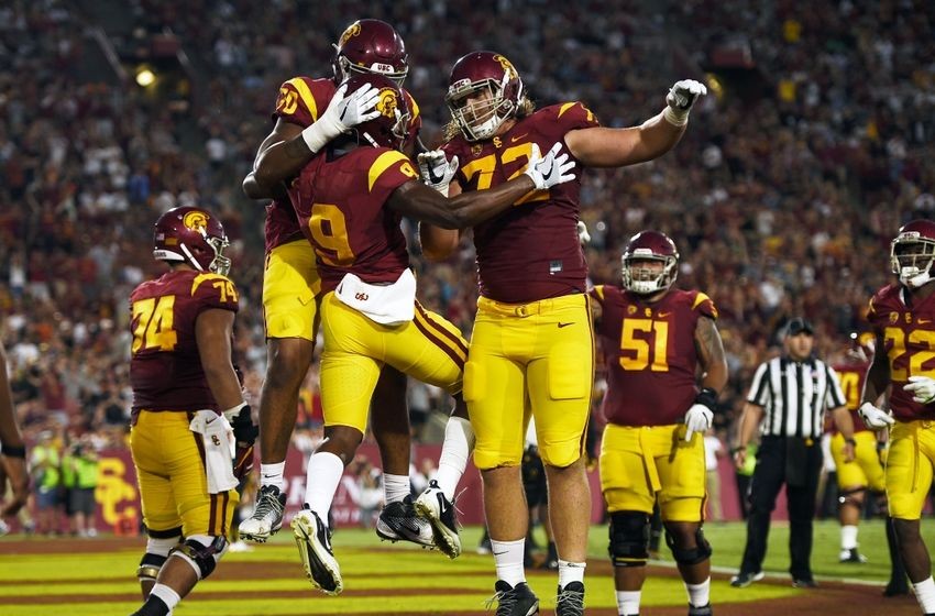 USC Football Players Share 2017 New Year’s Resolutions