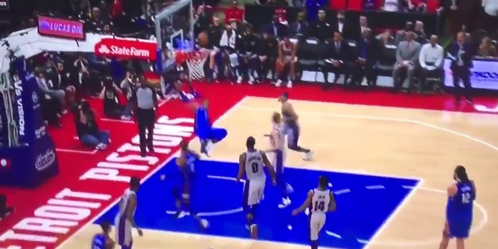 Thunder's Andre Roberson Stretchered Off After Nasty Fall, Reportedly ...