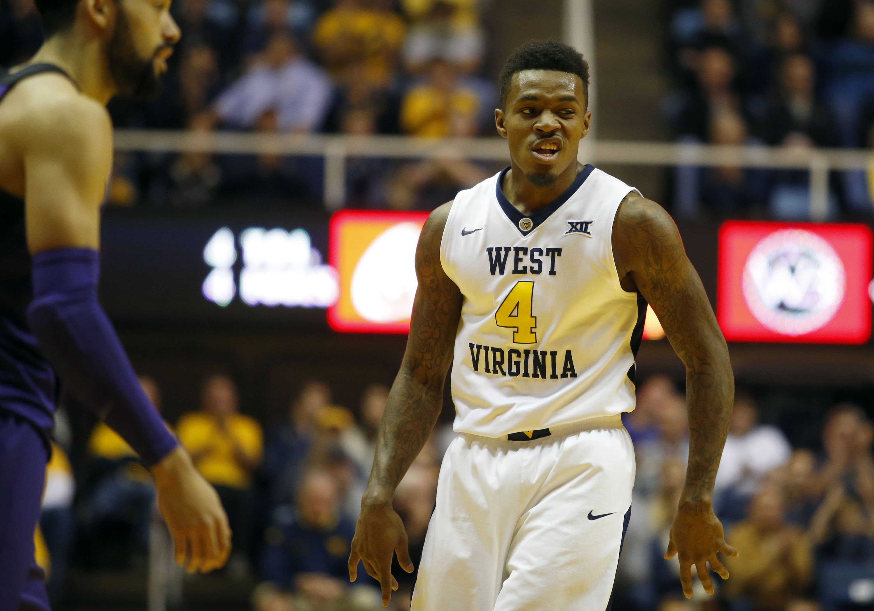 Daxter Miles leads WVU basketball to blowout win