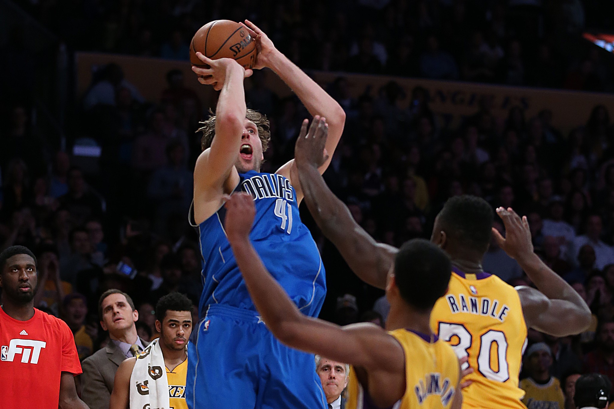 Kobe Bryant sits and the Lakers fall to the Mavericks, 92-90