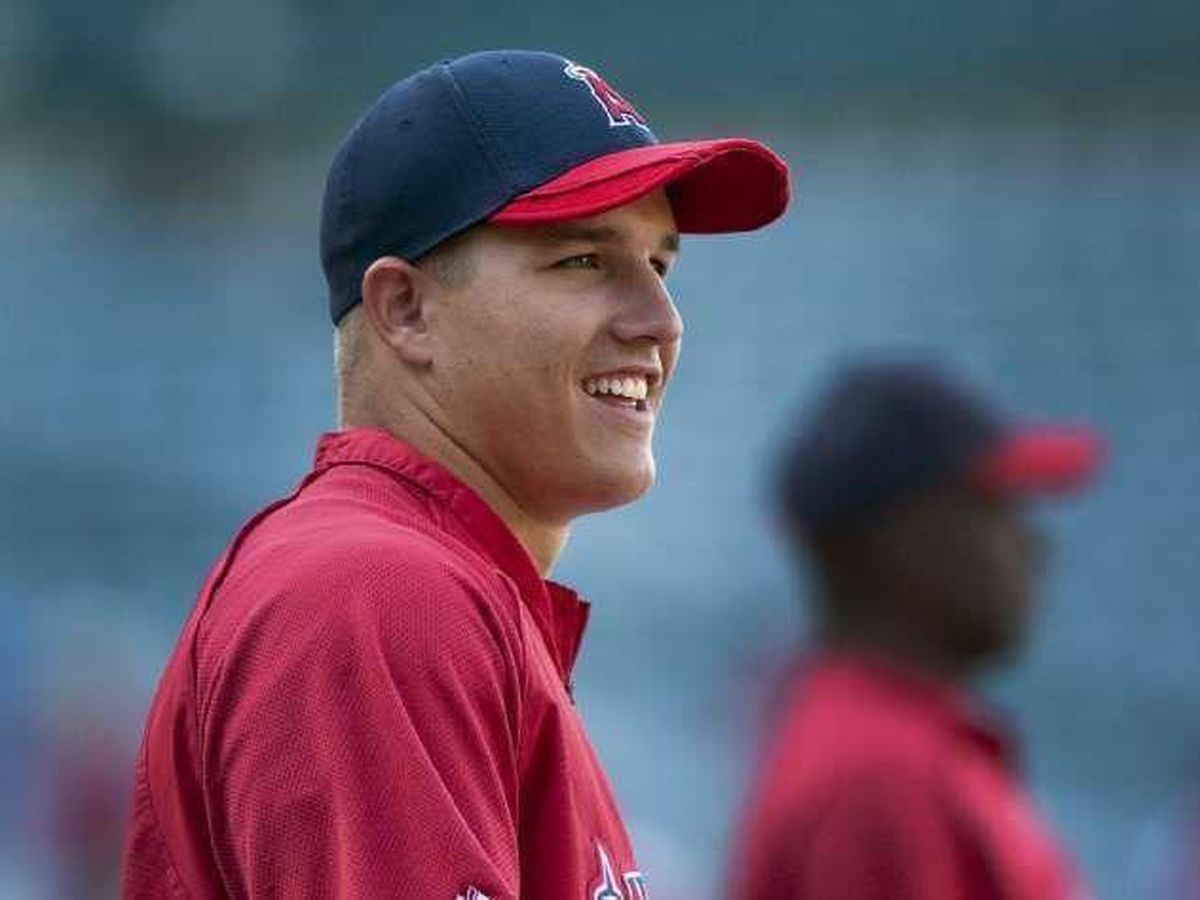 Justin Anderson beats the squeeze in Angels' 3-1 victory over the Rangers