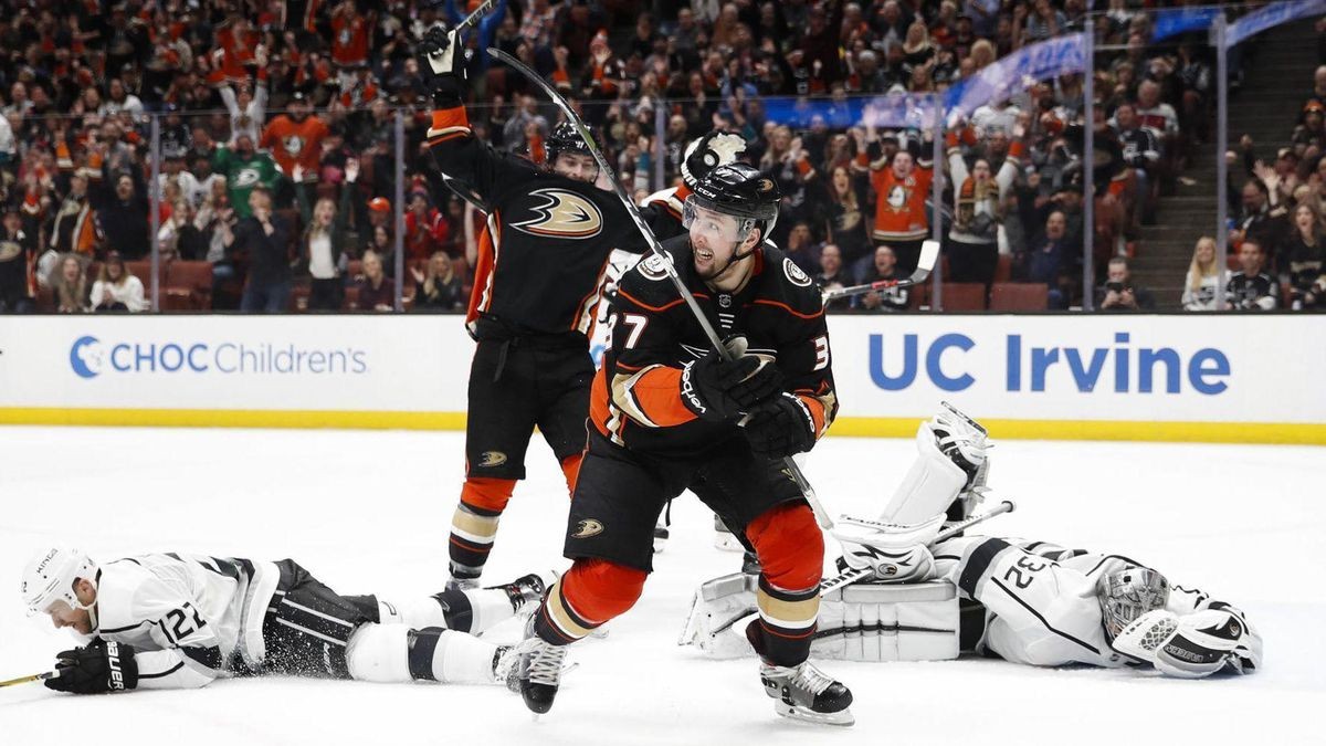 Ducks continue to roll with 2-1 victory over the Kings in overtime