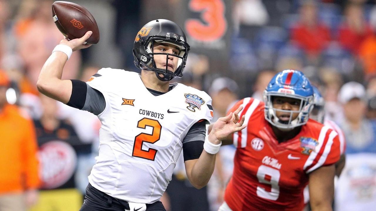 LOOK: Ohio State wide receivers high five while running their routes